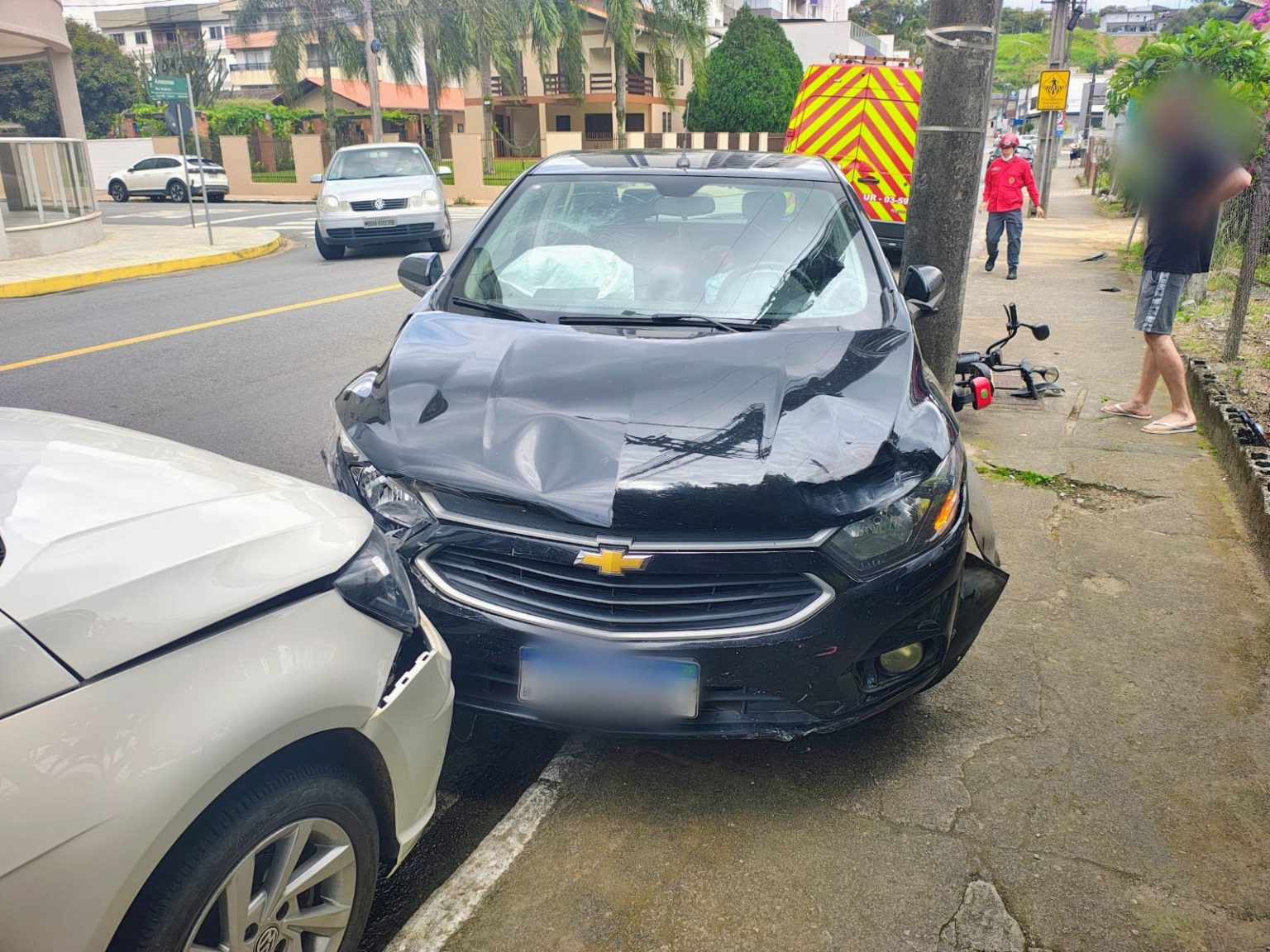Colisão entre dois carros e bicicleta elétrica deixa mulher ferida no ...